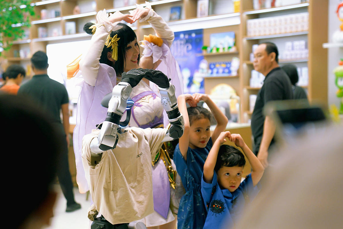 Oppo Resmikan Flagship Store Gandaria City, Ada Printer 3D hingga Robot ...