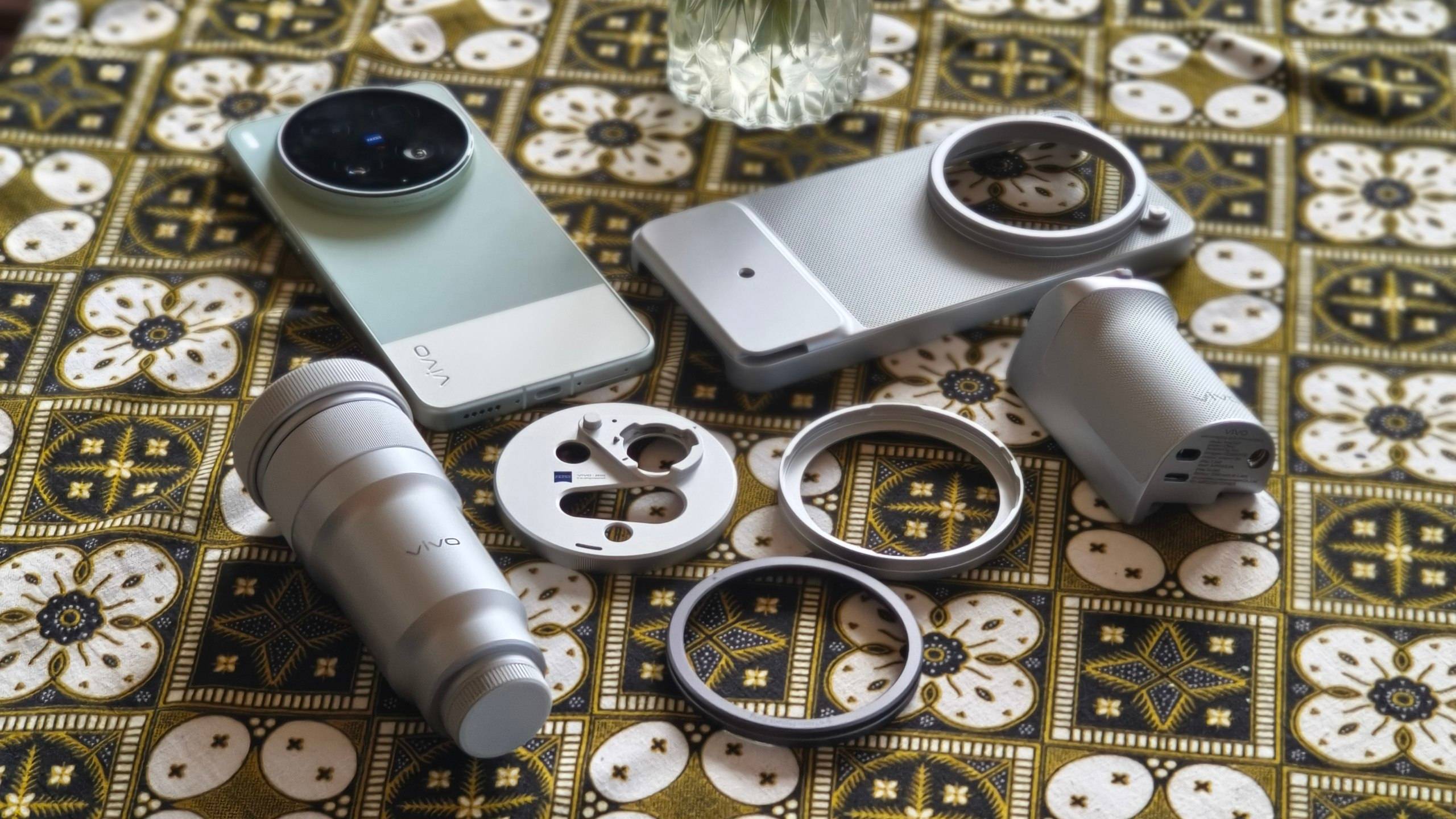 Hands-On Vivo X300 Ultra: Kamera “Monster” 200 MP dengan Desain Ala ...
